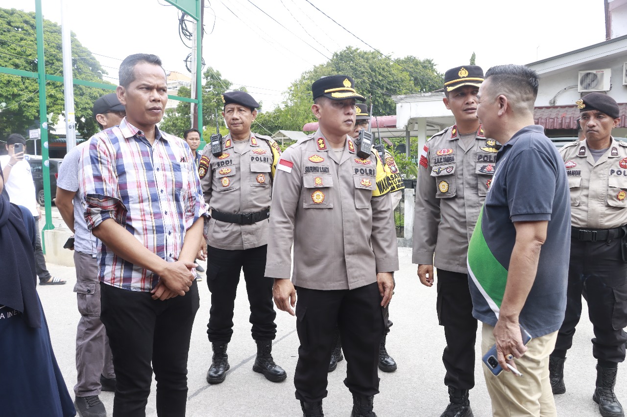 Wakapolresta Barelang Melakukan Pengecekan Petugas Pengamanan TPS Dalam Pelaksanaaan Pemungutan ...
