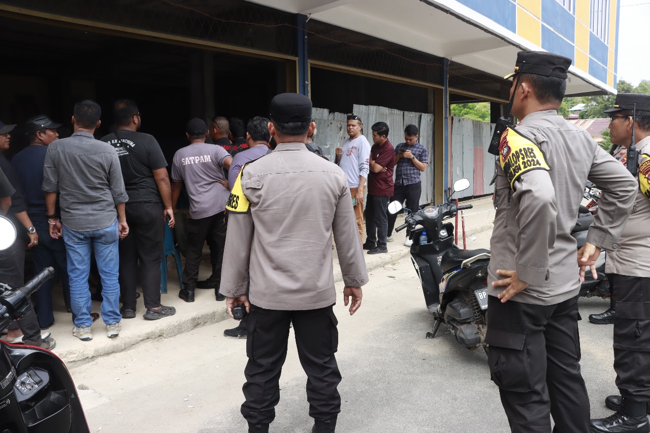 Wakapolresta Barelang Melakukan Pengecekan Petugas Pengamanan TPS Dalam Pelaksanaaan Pemungutan ...